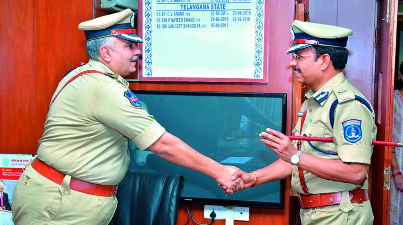 VC Sajjanar (IPS) Wiki, Age, Height, Education, Career, Family, Wife ...